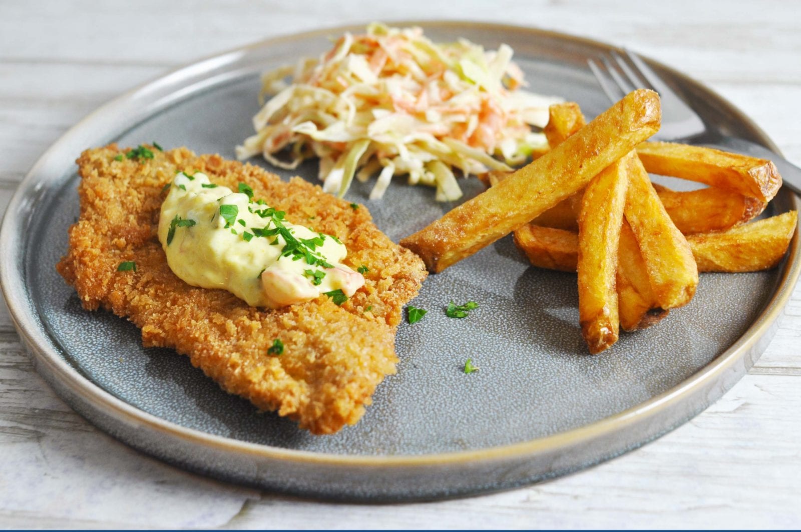 Sprøde fiskefileter med hjemmelavede fritter, remo og coleslaw