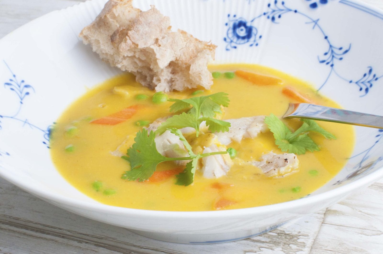 Karrysuppe med fisk, æbler og masser af grøntsager - god til børn