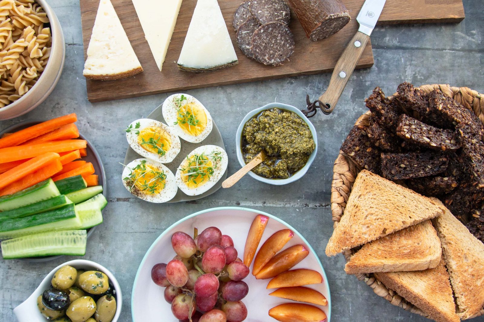 Tapas til børn med rugbrødsstave, pasta, æg og frugt