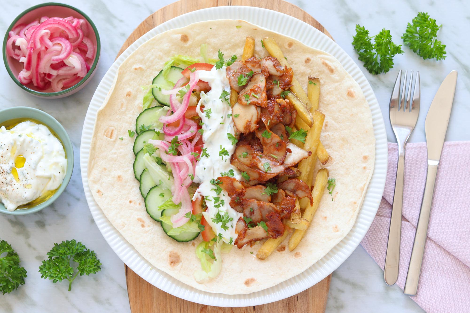 Fladbrød med kebab, fritter, hjemmesyltede rødløg og tzatziki